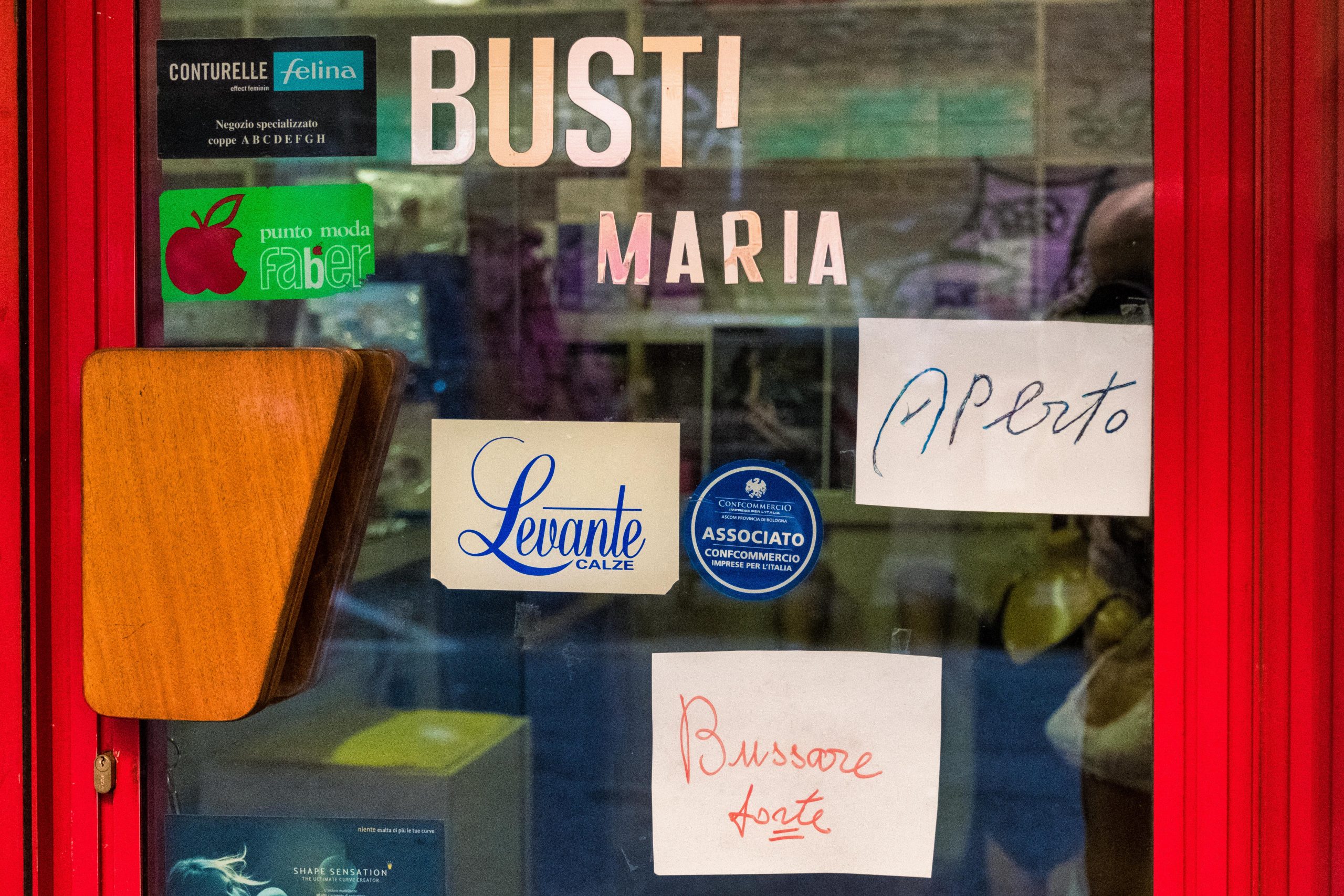 Una mostra fotografica celebra la signora Maria e il suo negozio di ...