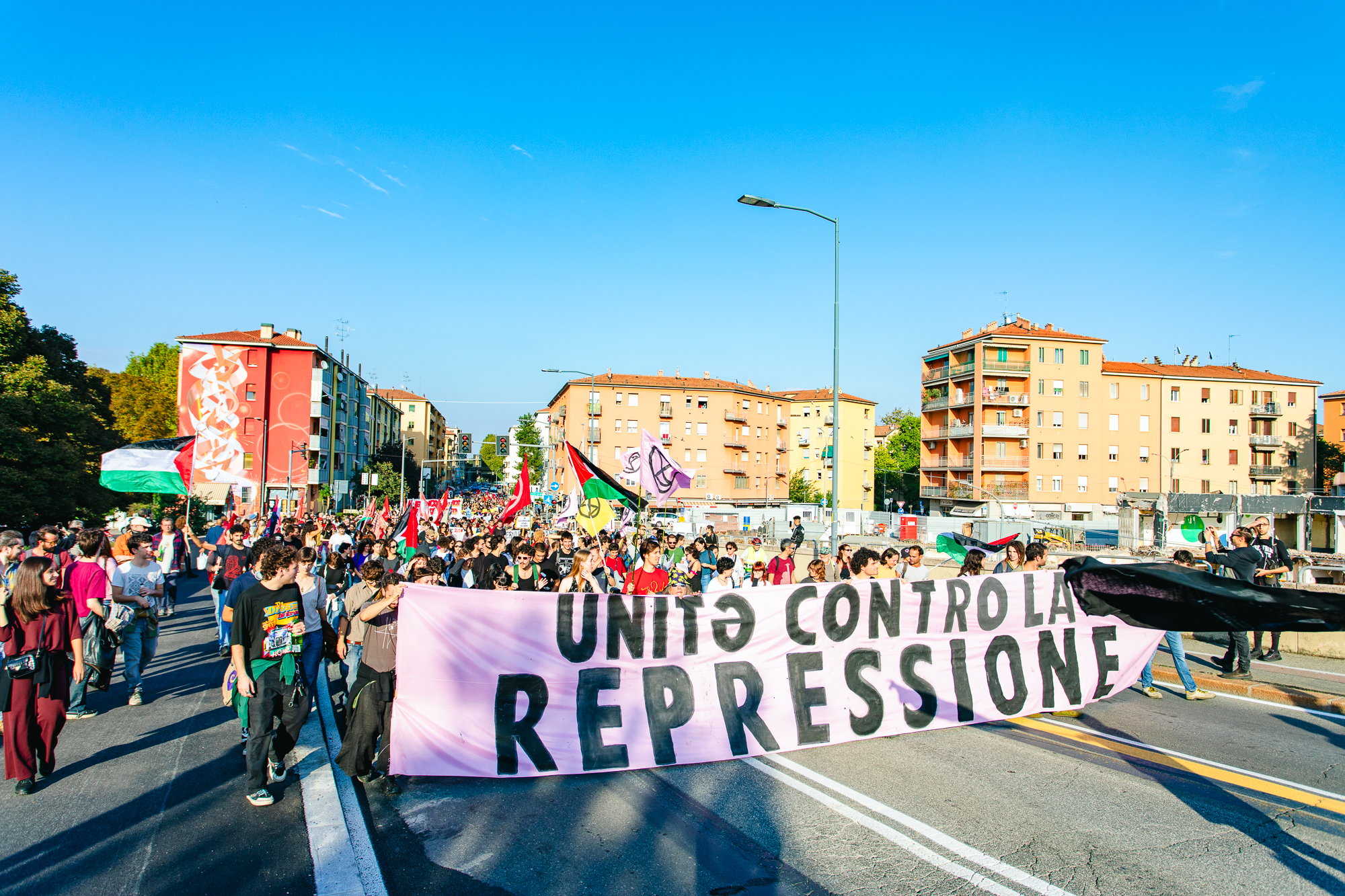 In strada contro la repressione: le foto del corteo contro il ddl ...