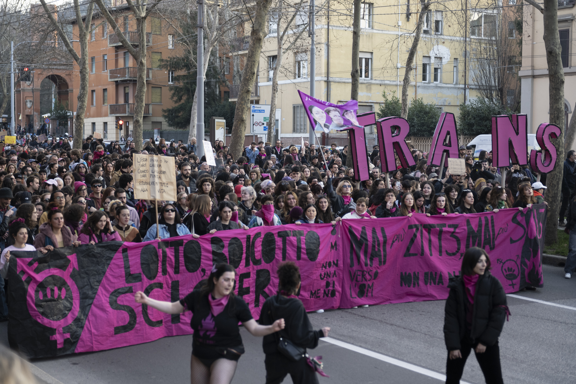 Mai più zitte: le foto della manifestazione di Non Una di Meno a ...